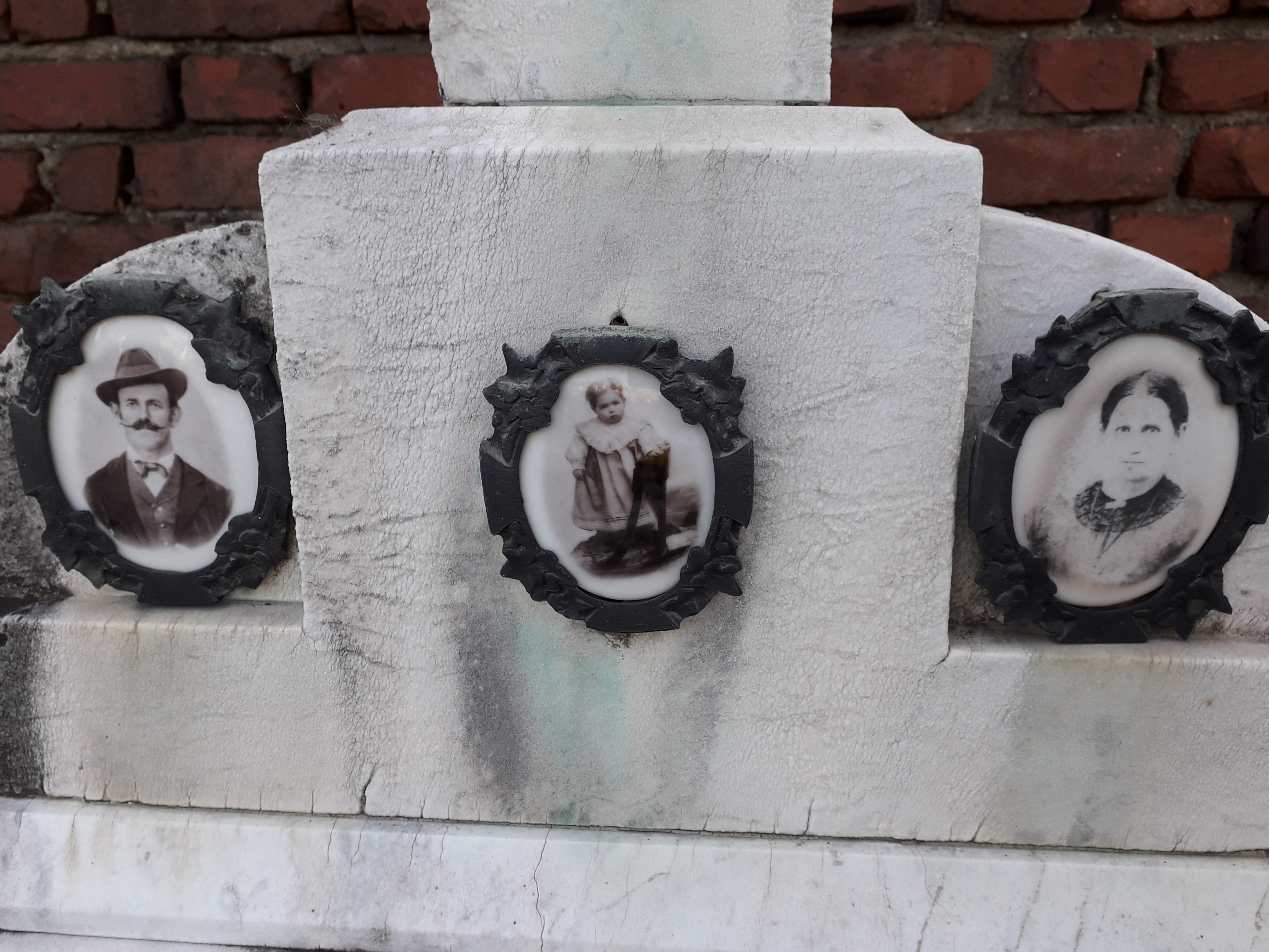 Who and what can you expect to find in Italian cemeteries? – E. G ...